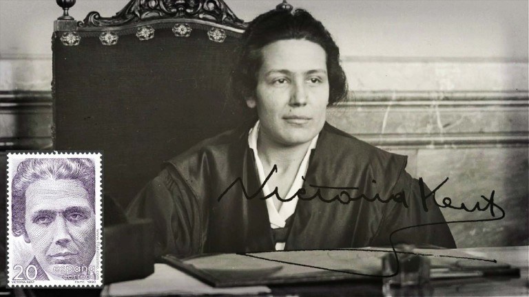 La abogada Victoria Kent eliminó las cadenas que se utilizaban en las ...