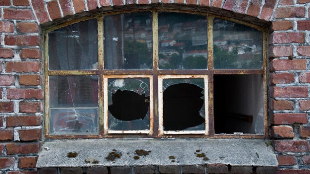 Cuidado con las ventanas rotas