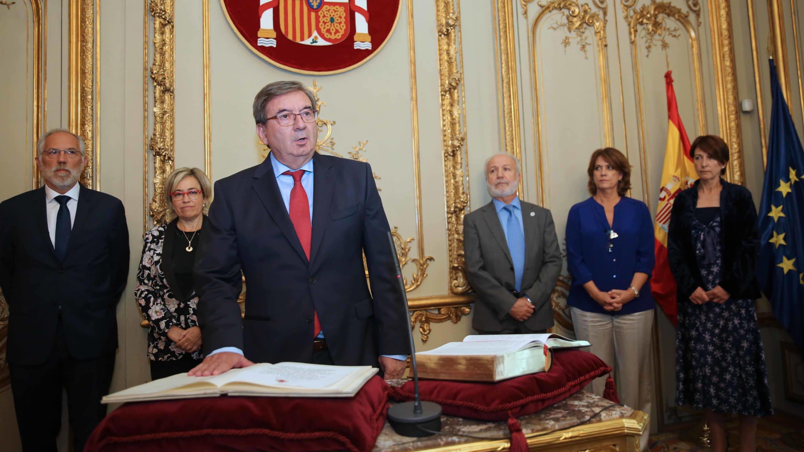 Delgado cumplió con el rito de iniciación presentando al resto de su ...