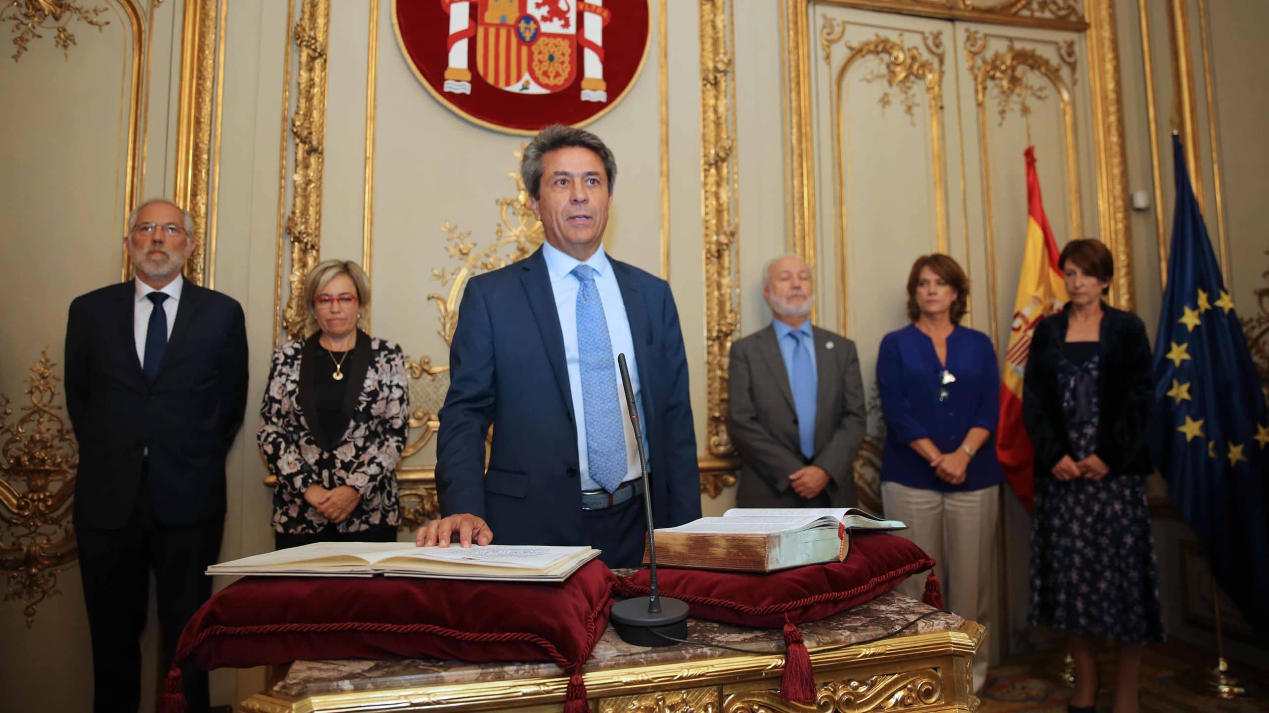 Delgado cumplió con el rito de iniciación presentando al resto de su ...