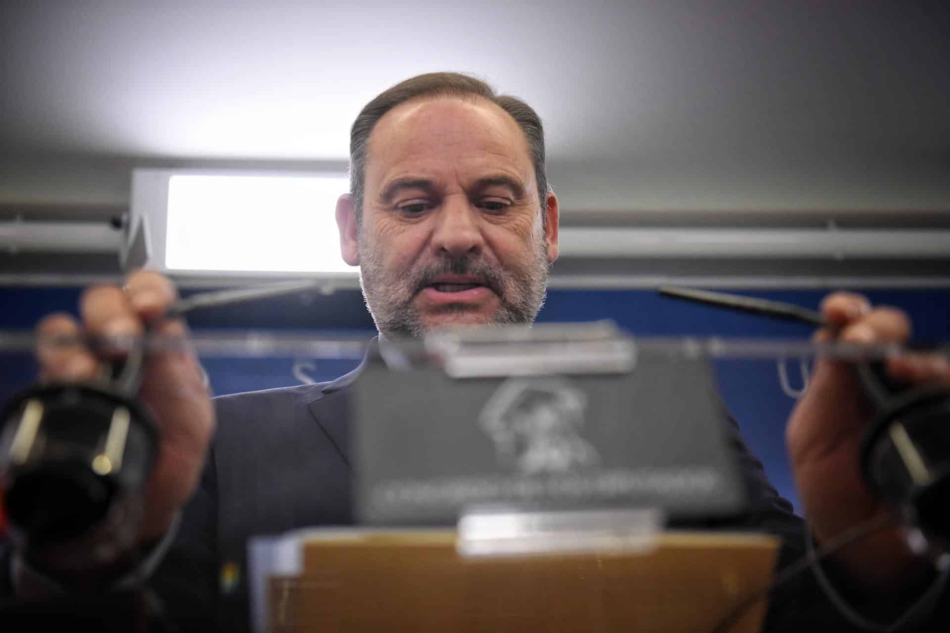 Ábalos se ampara en su posición de diputado y en sus hijos menores para ... Ábalos se ampara en su posición de diputado y en sus hijos menores para ...